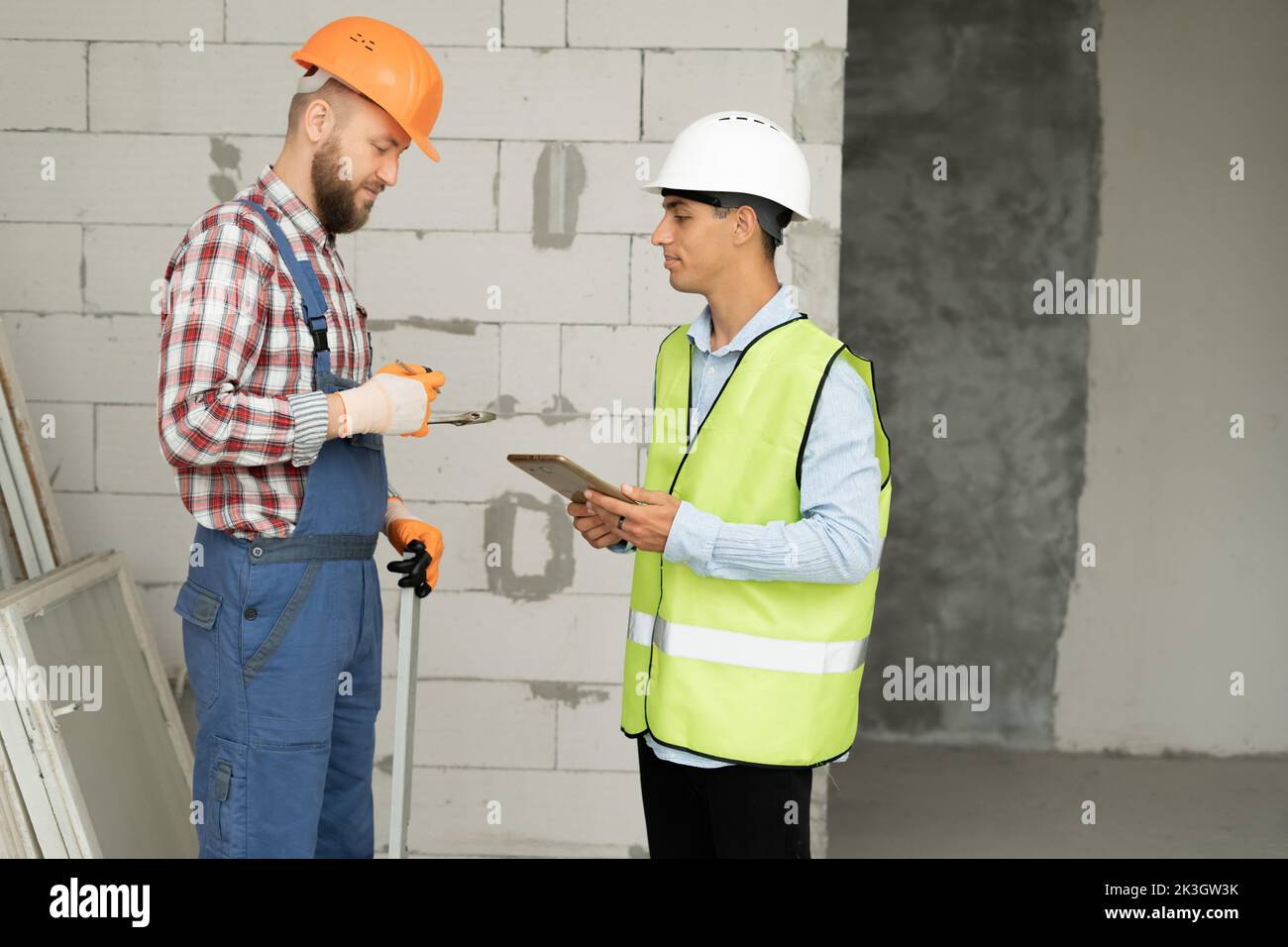 Working using scaffolding hi-res stock photography and images - Alamy