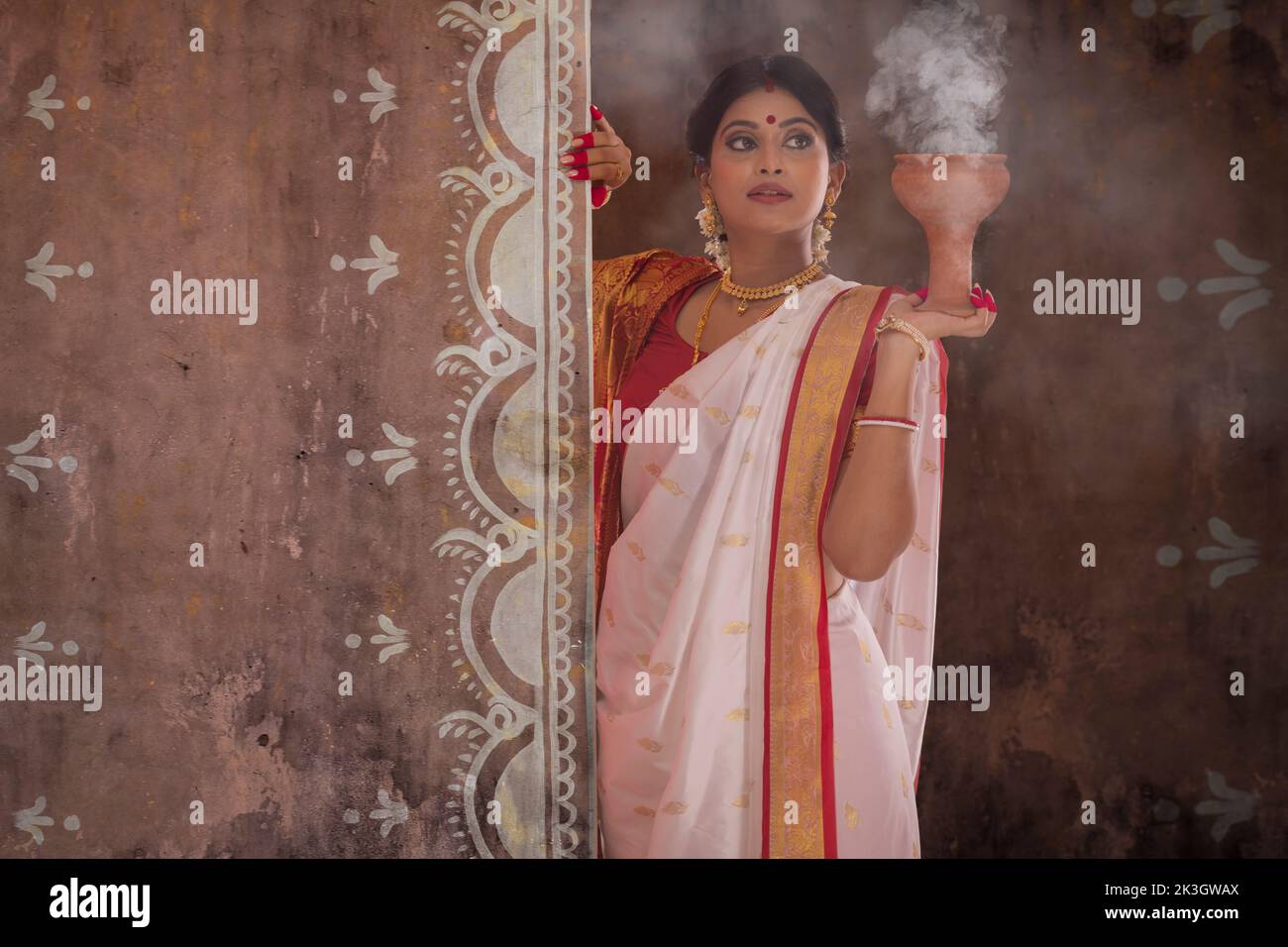 Portrait bengali woman holding dhunuchi hi-res stock photography and images - Alamy