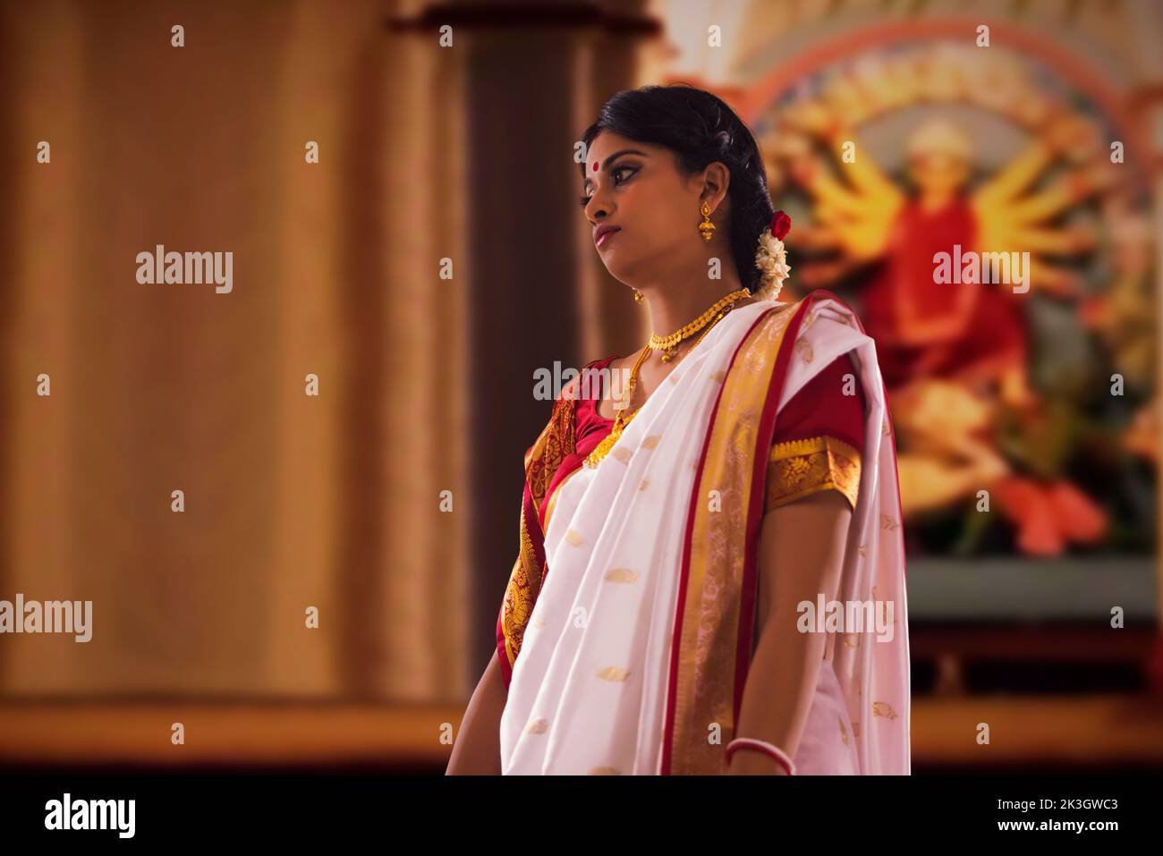 Portrait of Bengali woman at puja pandal on the occasion of Durga Puja Stock Photo - Alamy