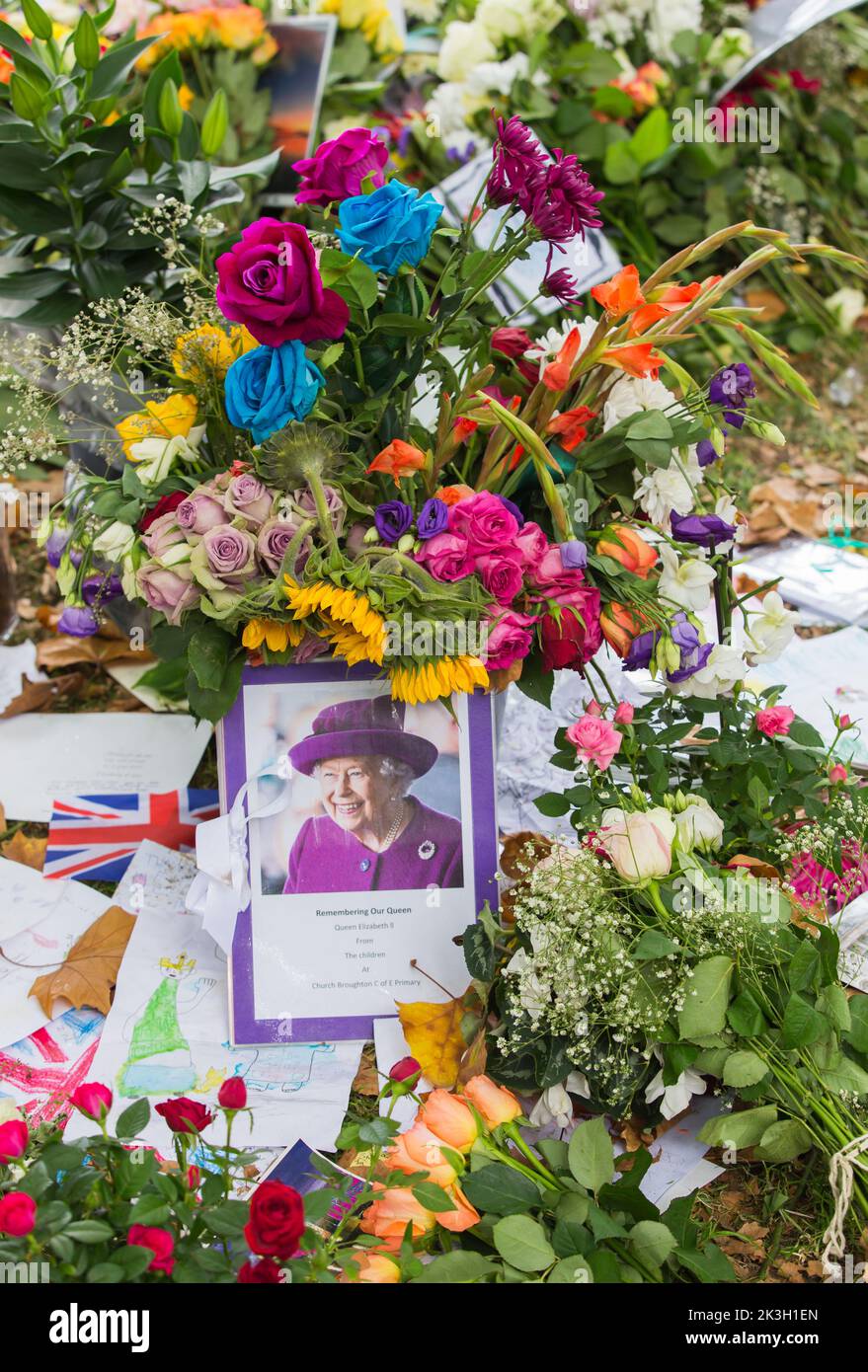 Floral tributes the queen hi-res stock photography and images - Alamy