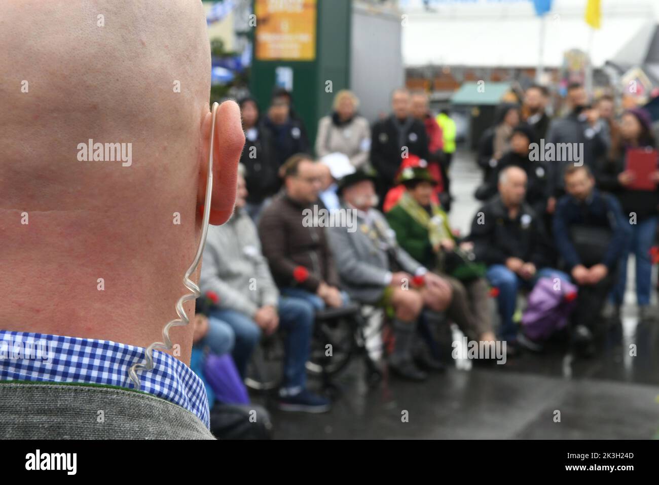 26 September 2022, Bavaria, Munich: A bodyguard observes the memorial ...