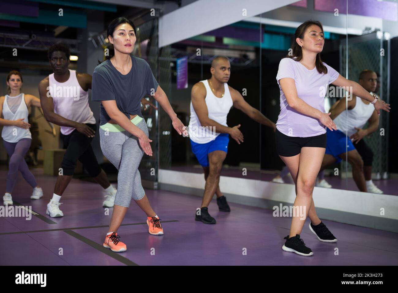 People dancing aerobics lesson hi-res stock photography and images - Alamy