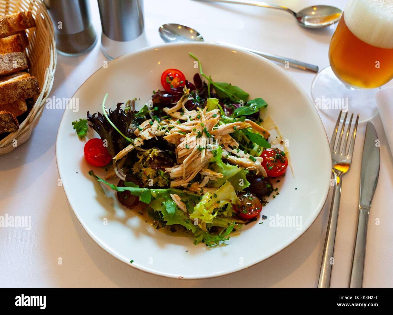 Salad with pieces of chicken, tomatoes and lettuce Stock Photo - Alamy