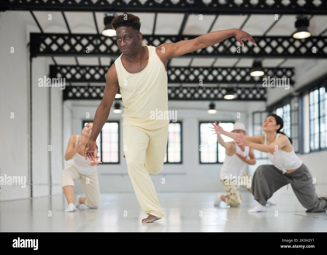 African group dance on stage hi-res stock photography and images - Alamy