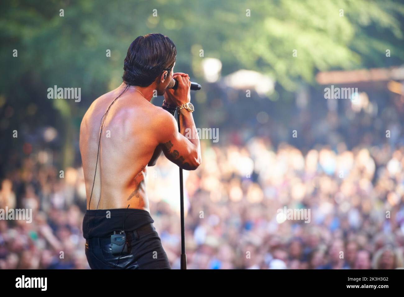 Singing to crowd hi-res stock photography and images - Alamy
