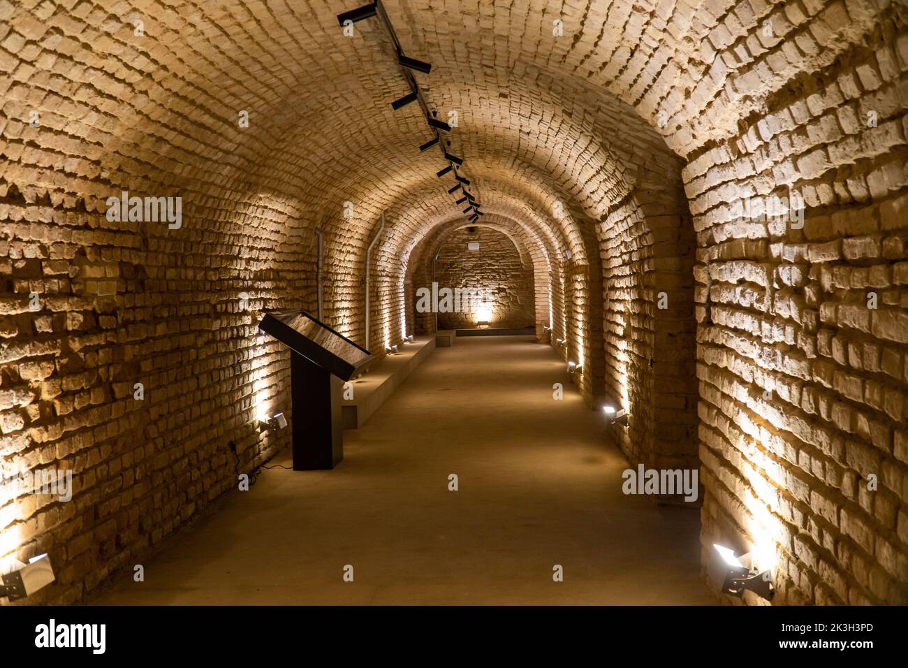 Medieval dungeon castle cell hi-res stock photography and images - Alamy