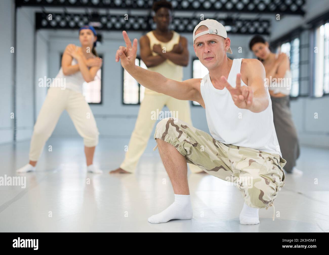 People practicing hip-hop movements in class Stock Photo - Alamy
