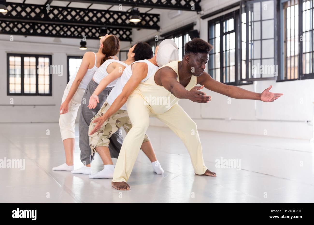 Group of young people learning modern dance movements Stock Photo - Alamy