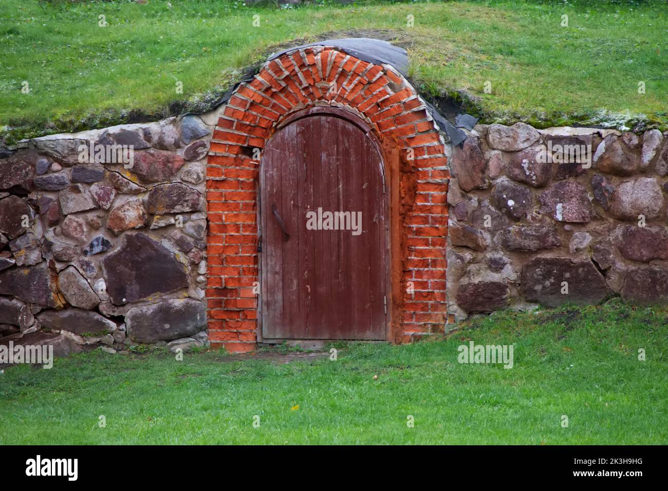 Historic brick door to a cave or dungeon Stock Photo - Alamy