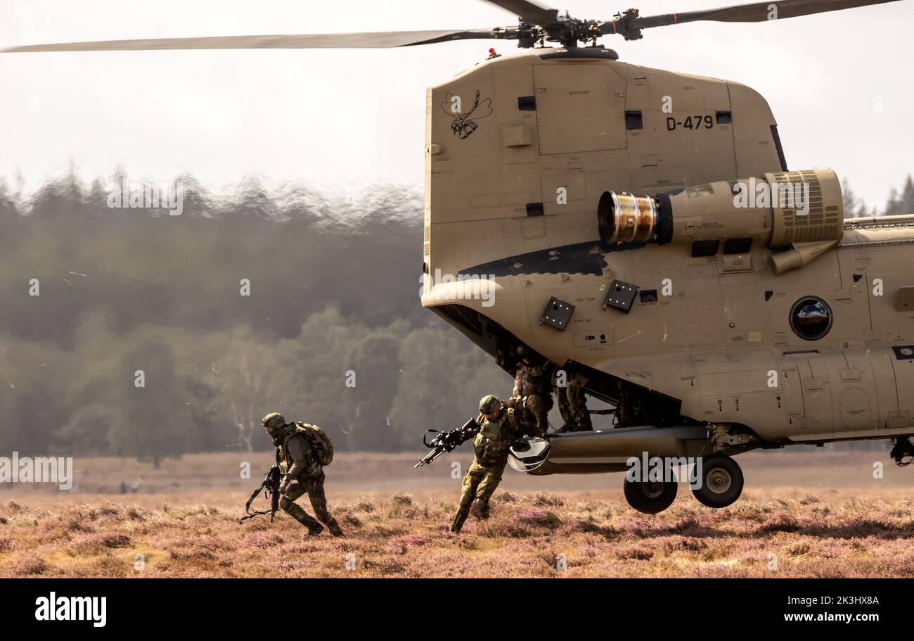 Dutch soldiers of the 11th Airmobile Brigade leaving a Boeing CH-47F ...