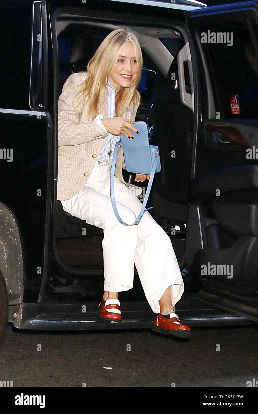 Jenny Mollen on set of Good Morning America to talk about new book ...