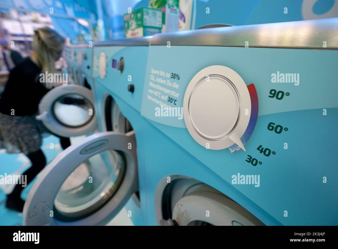 Hamburg, Germany. 27th Sep, 2022. A woman fills a washing machine ...