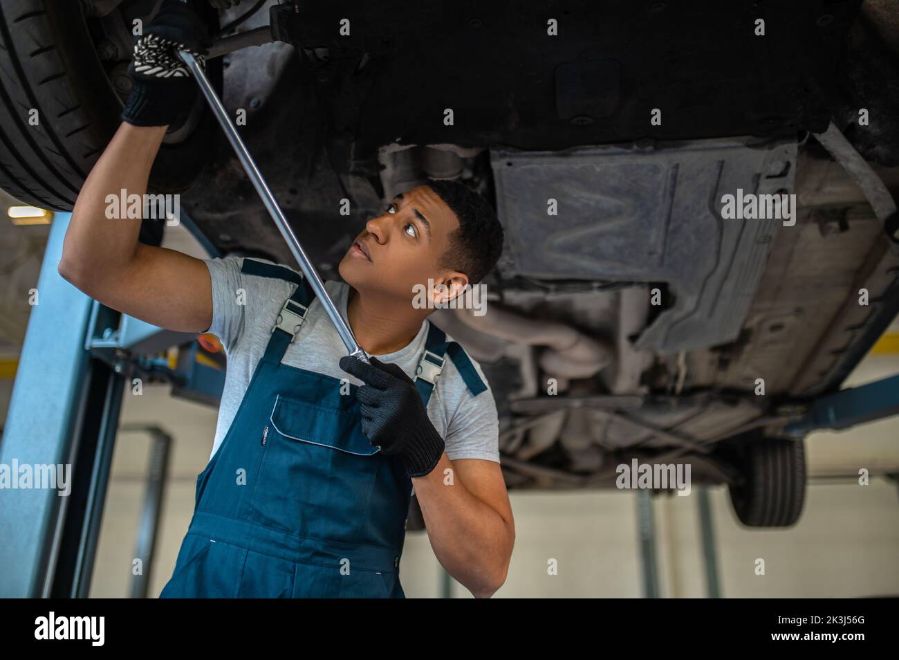 Customer in car repairing workshop hi-res stock photography and images ...