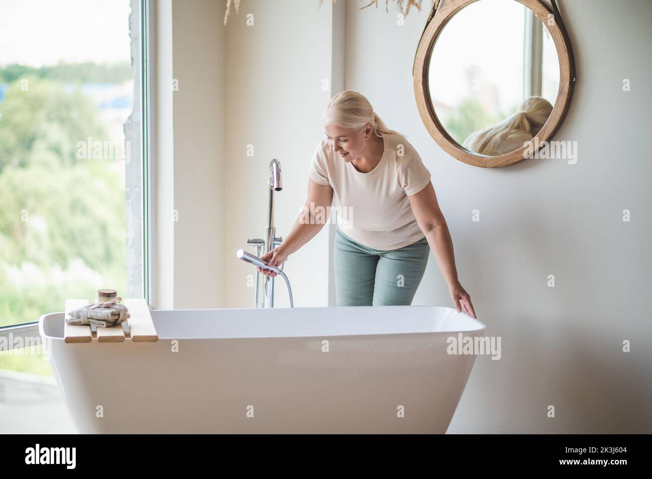 Woman inside bathtub hi-res stock photography and images - Alamy