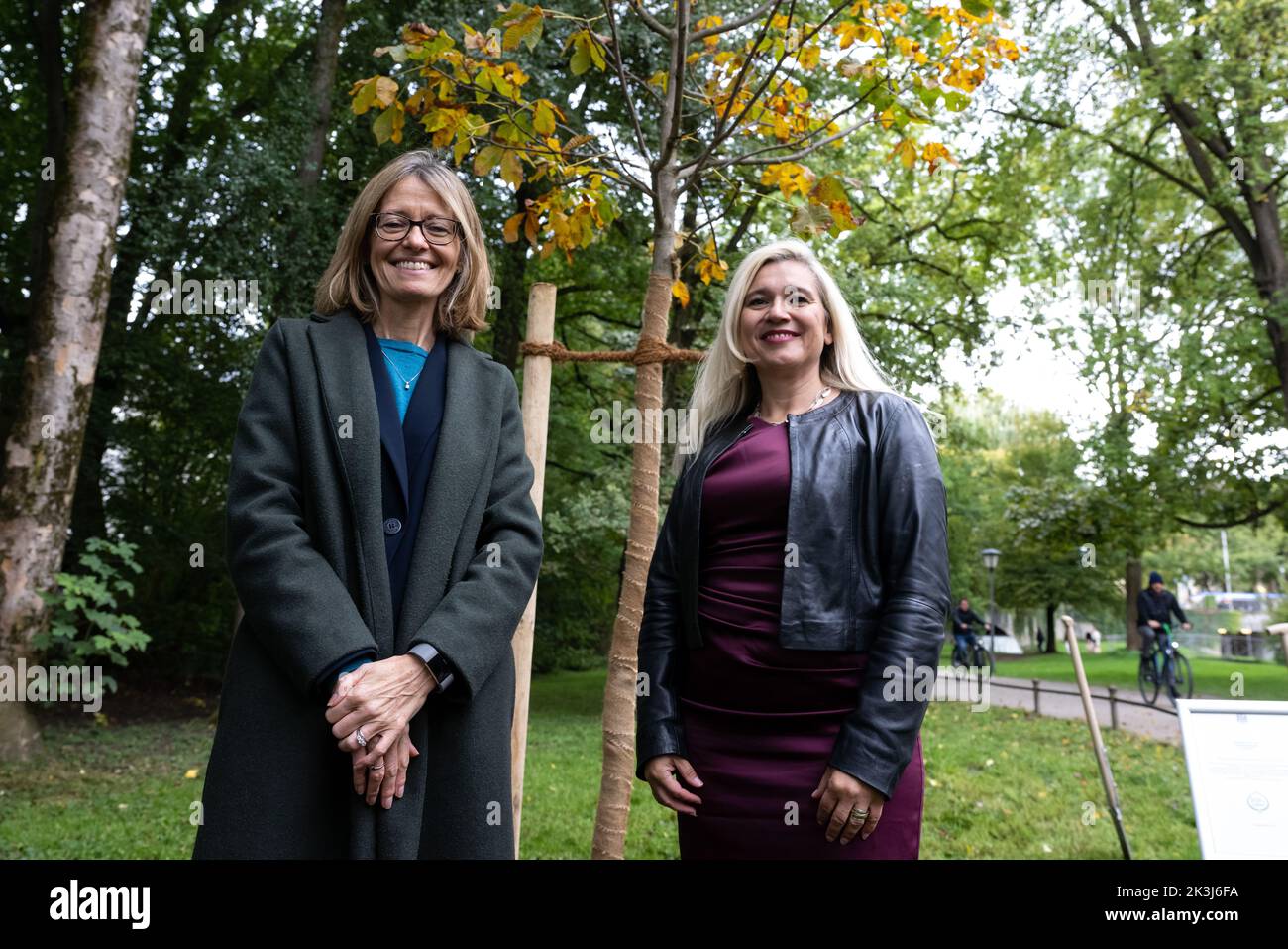 Munich, Germany. 27th Sep, 2022. Jill Gallard (l), British Ambassador ...