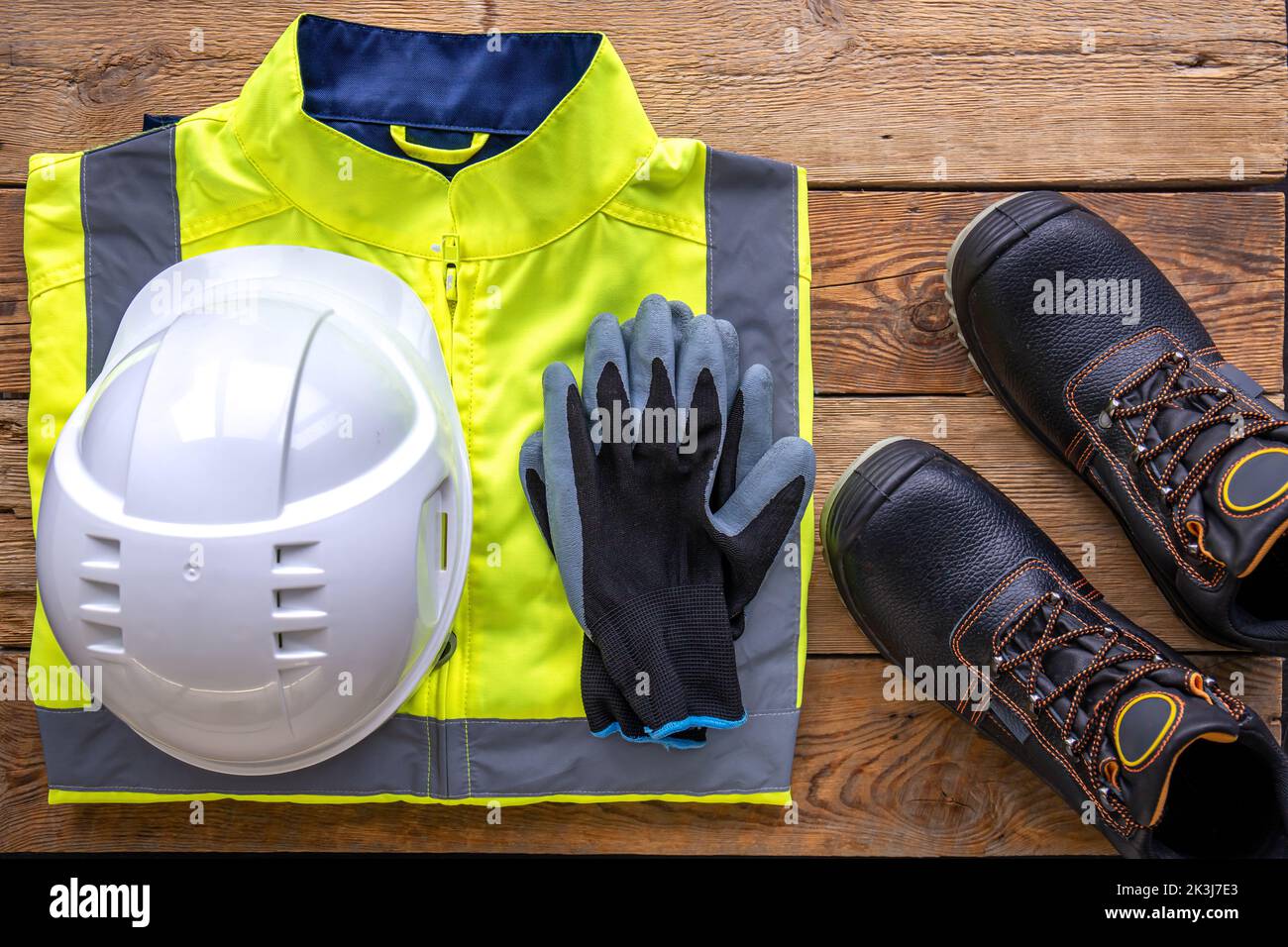 Builder uniform on wooden background, flat lay Stock Photo - Alamy