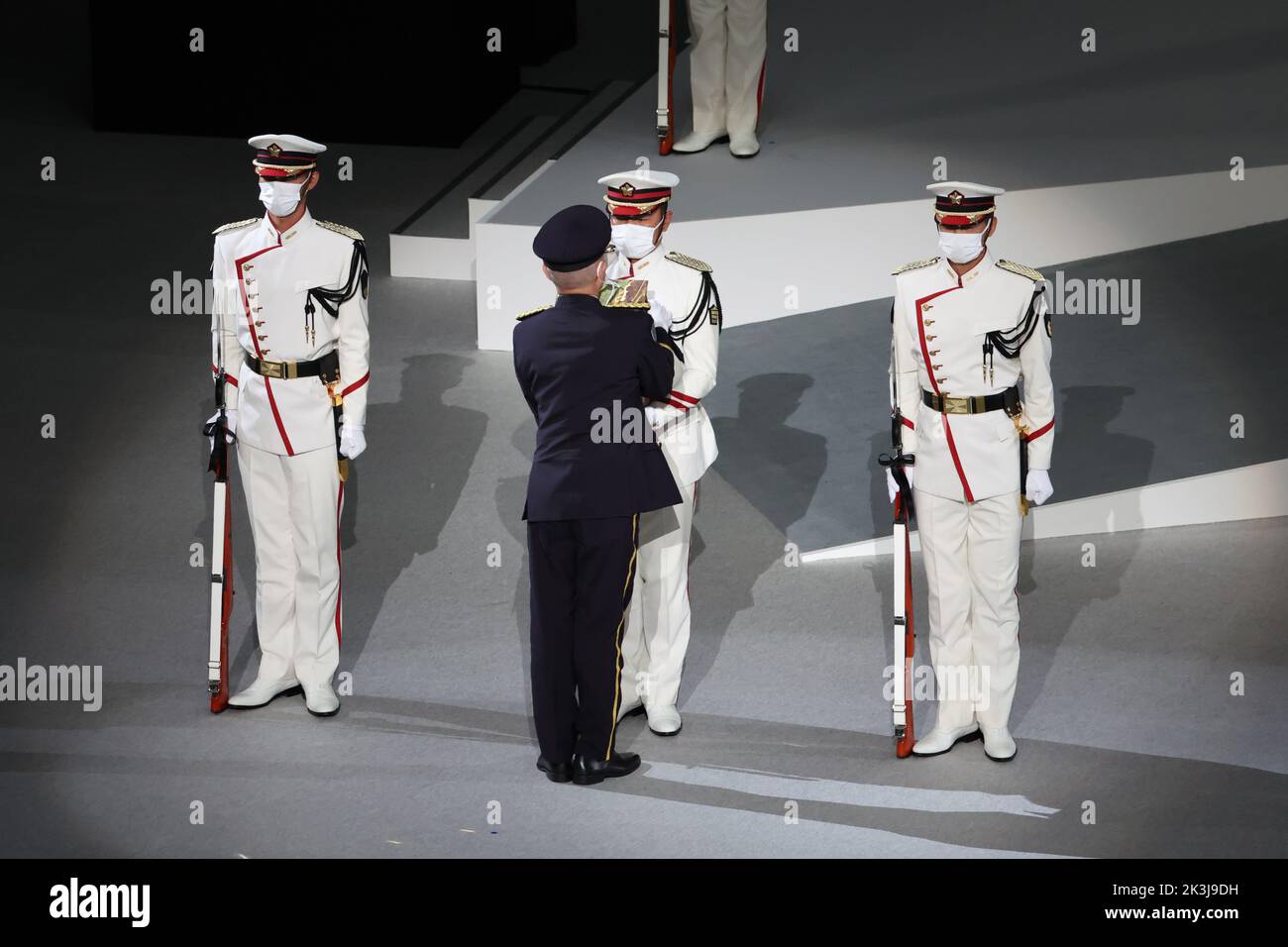 Tokyo, Japan. 27th Sep, 2022. Japanese guards move the urn containing ...