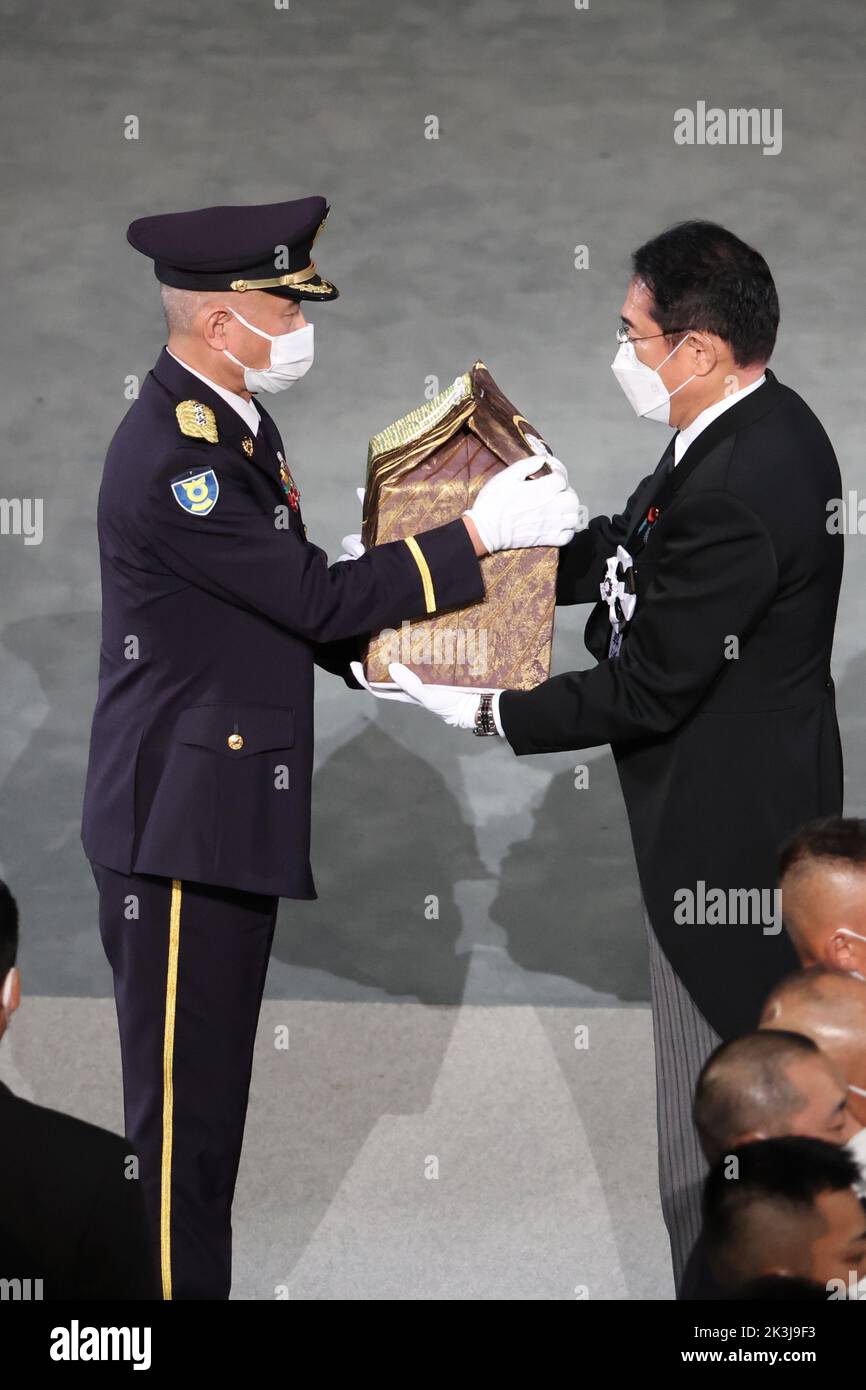 Tokyo, Japan. 27th Sep, 2022. Japanese guards hand off the urn ...