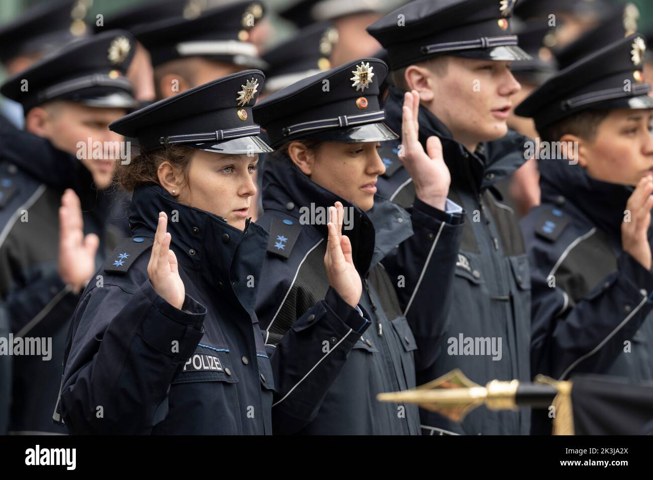 27 September 2022, Hessen, Frankfurt/Main: Young federal police ...