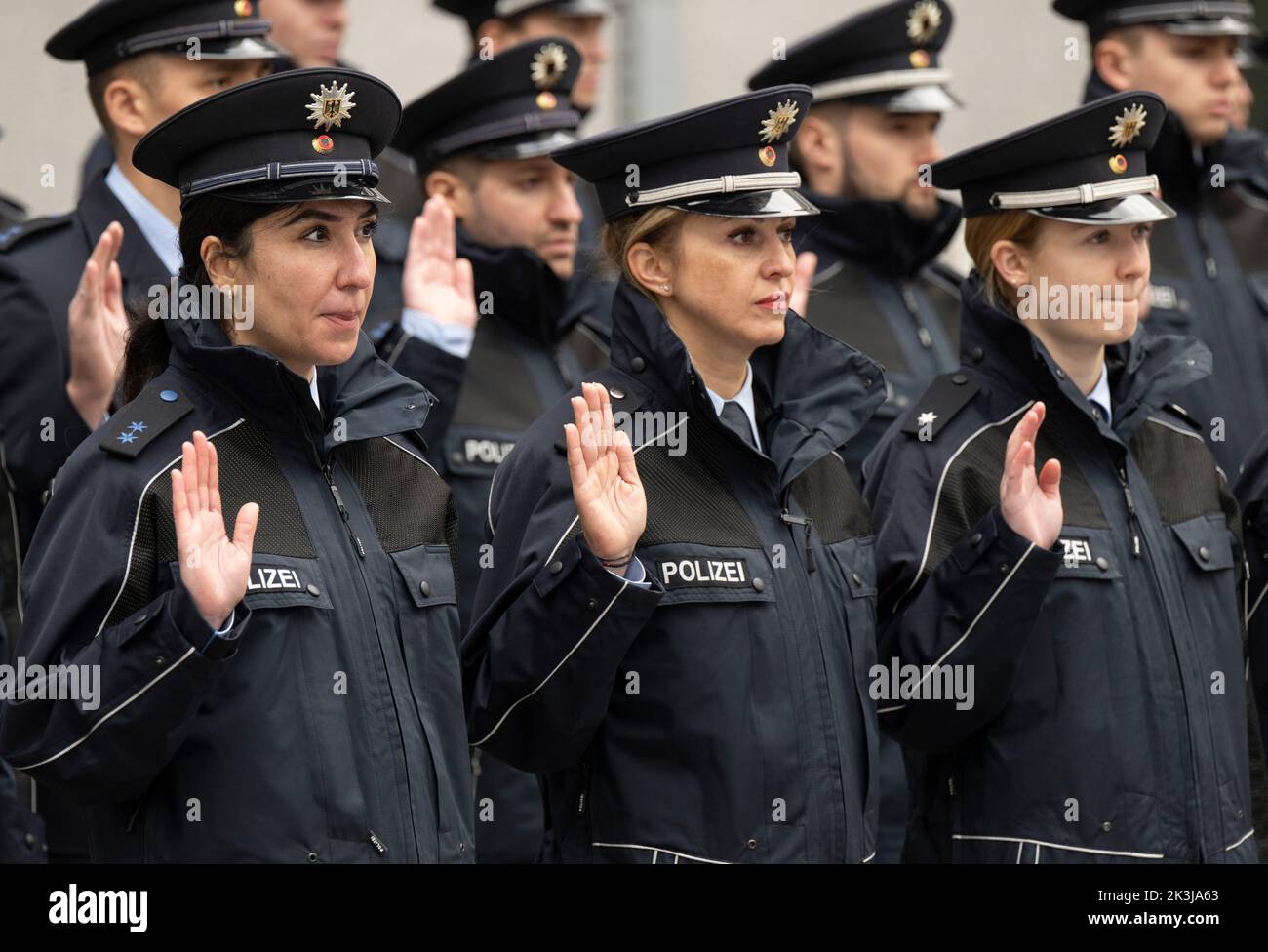 27 September 2022, Hessen, Frankfurt/Main: Young federal police ...