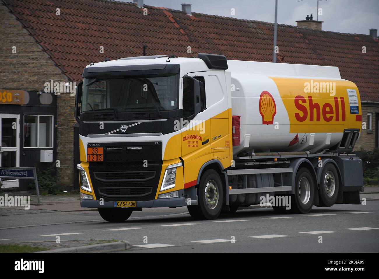 Kastrup/Copenhagen/Denmark/27 September 2022/Shell gasoline lower petro ...
