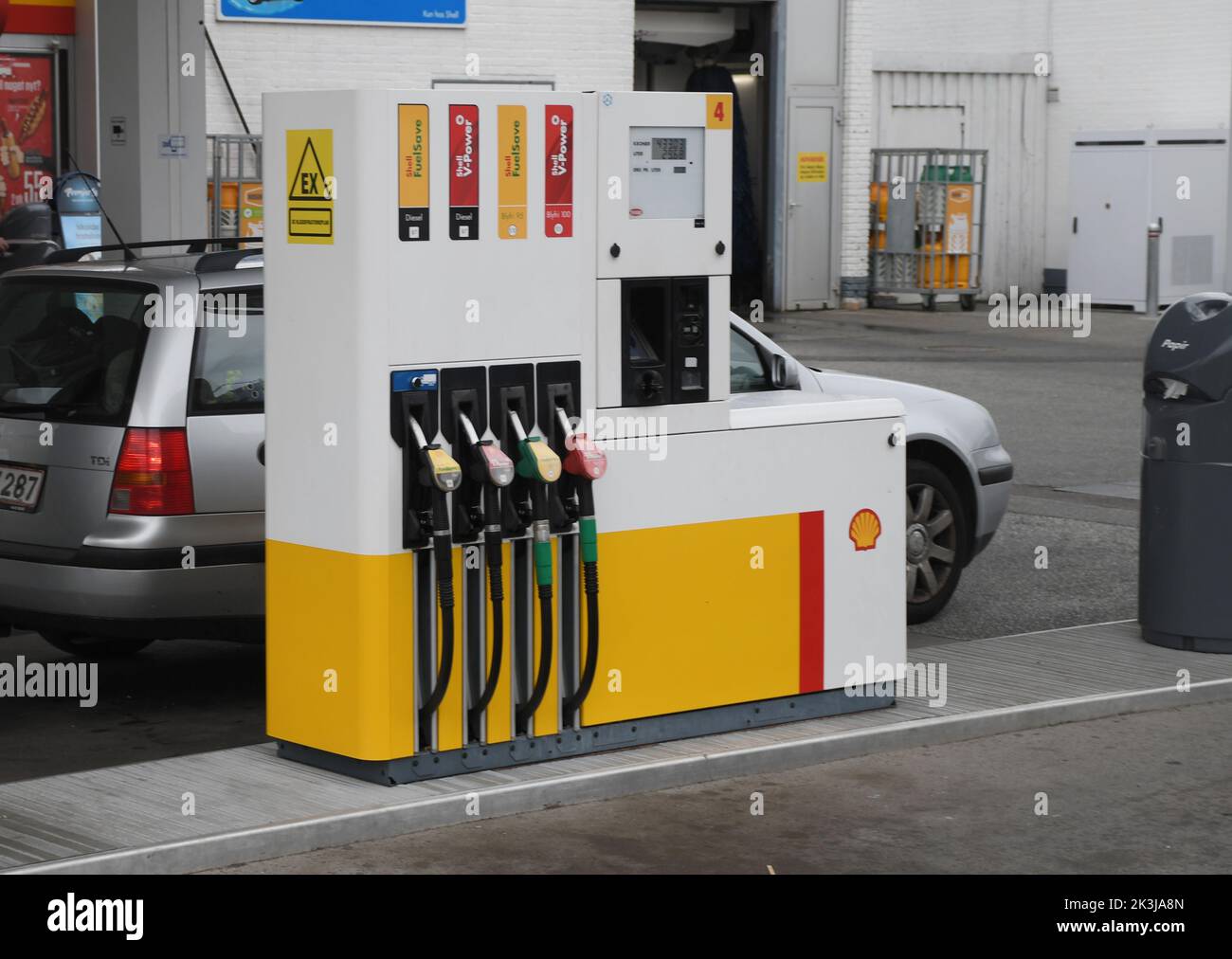 Kastrup/Copenhagen/Denmark/27 September 2022/Shell gasoline lower petro ...