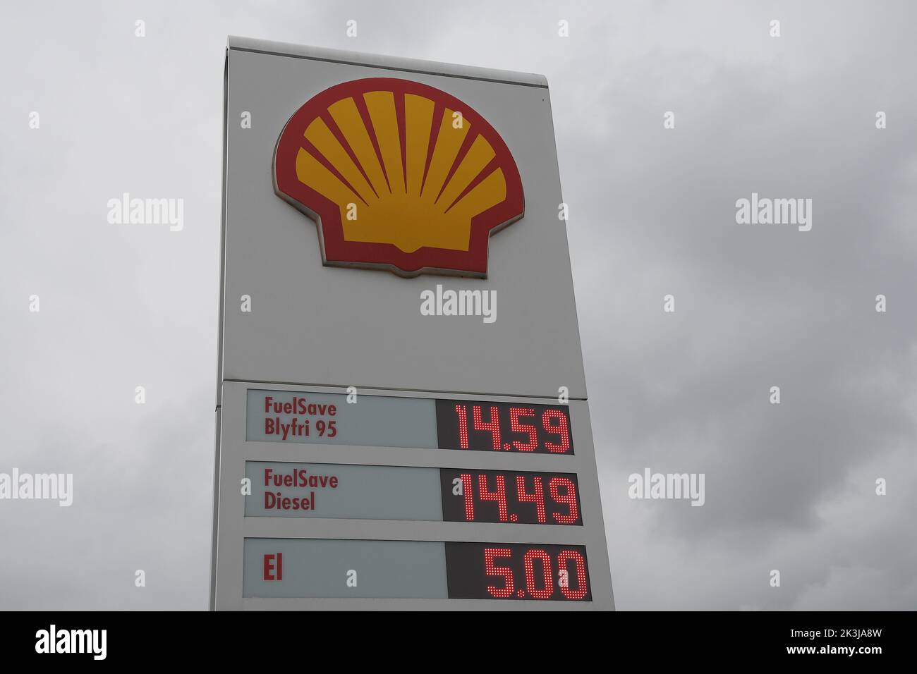 Kastrup/Copenhagen/Denmark/27 September 2022/Shell gasoline lower petro ...