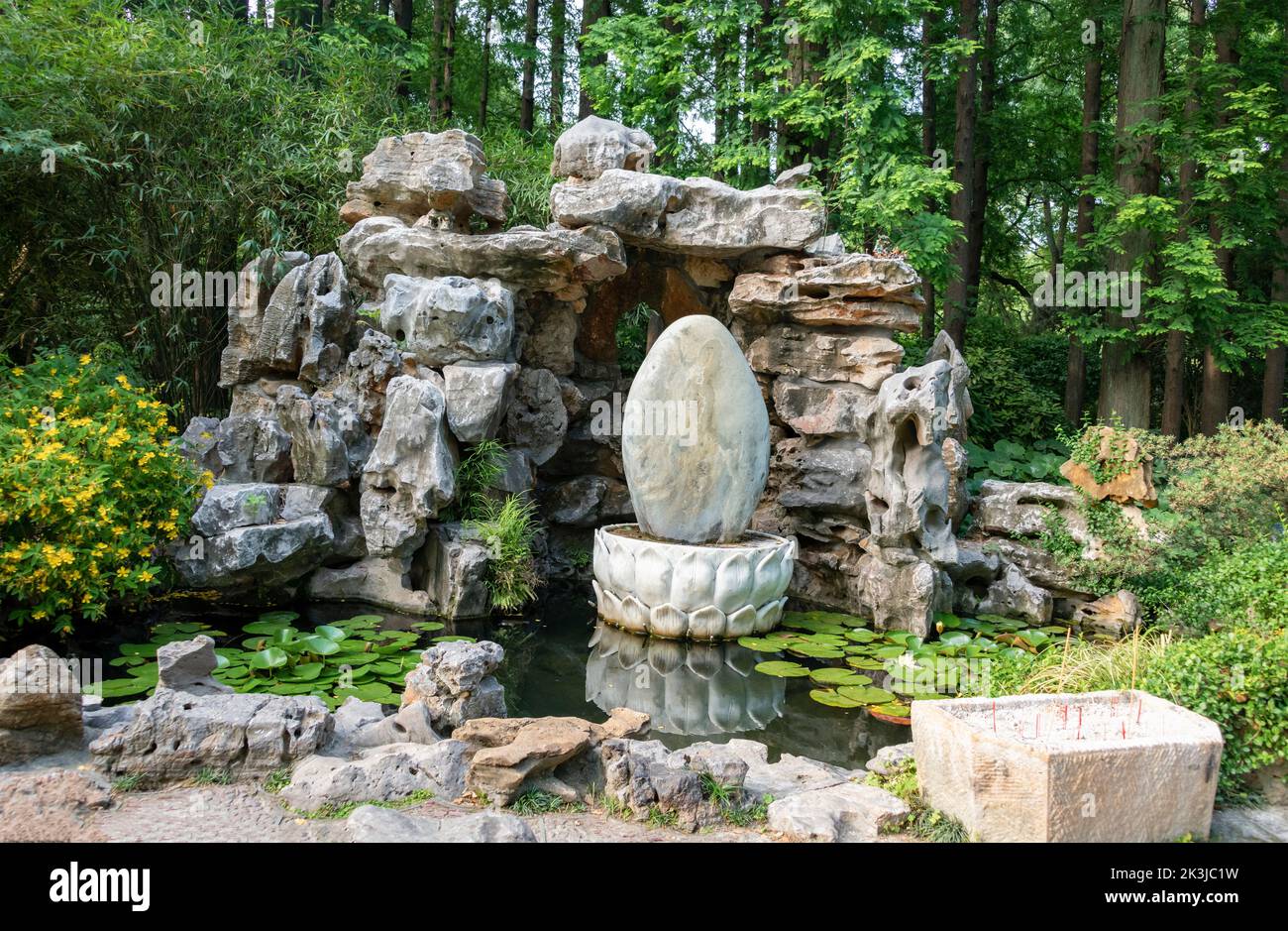 A corner of a building in Zuibaichi Park, Shanghai, China Stock Photo ...