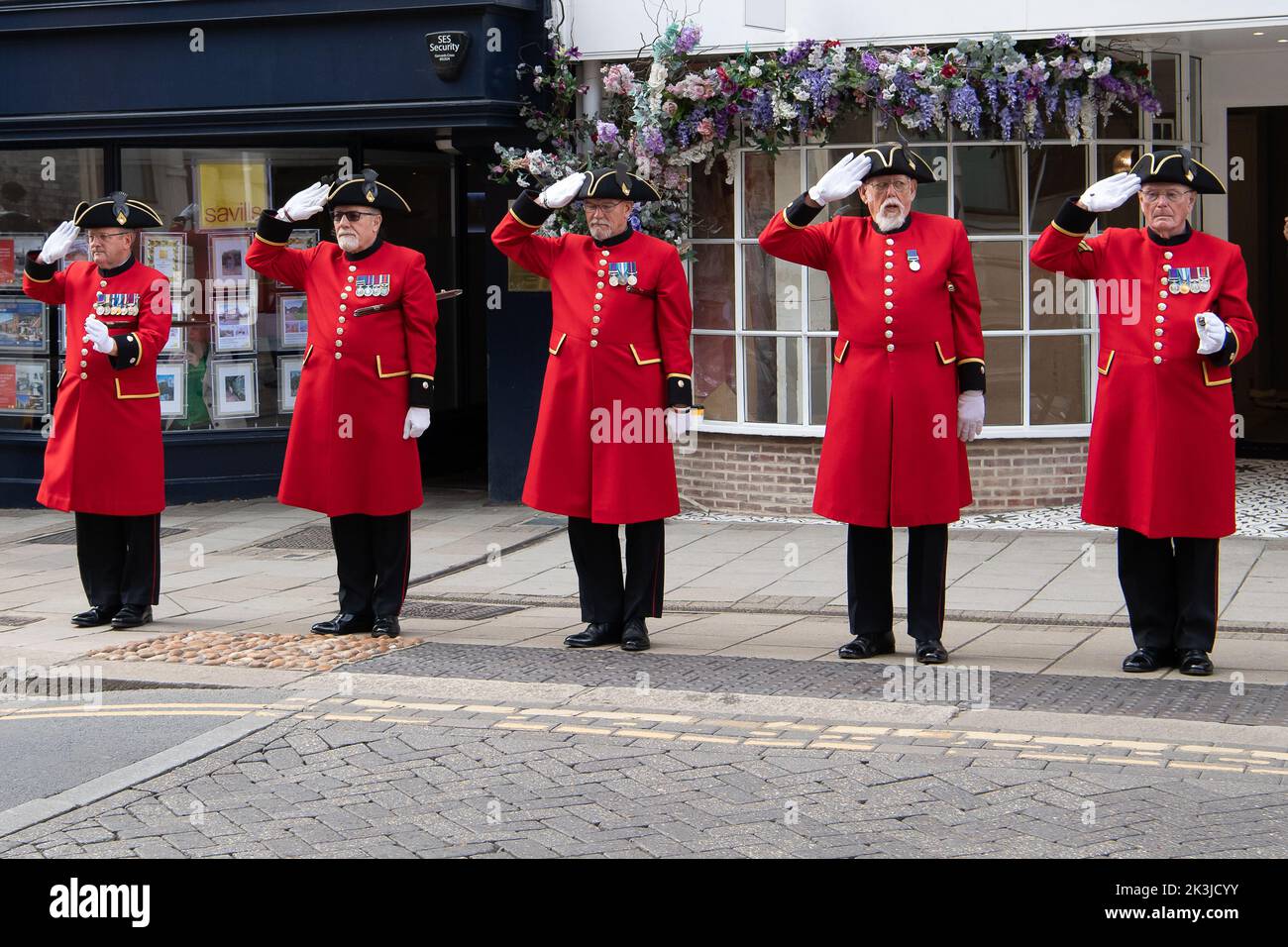 Queen elizabeth ii visit royal borough windsor maidenhead hi-res stock photography and images ...