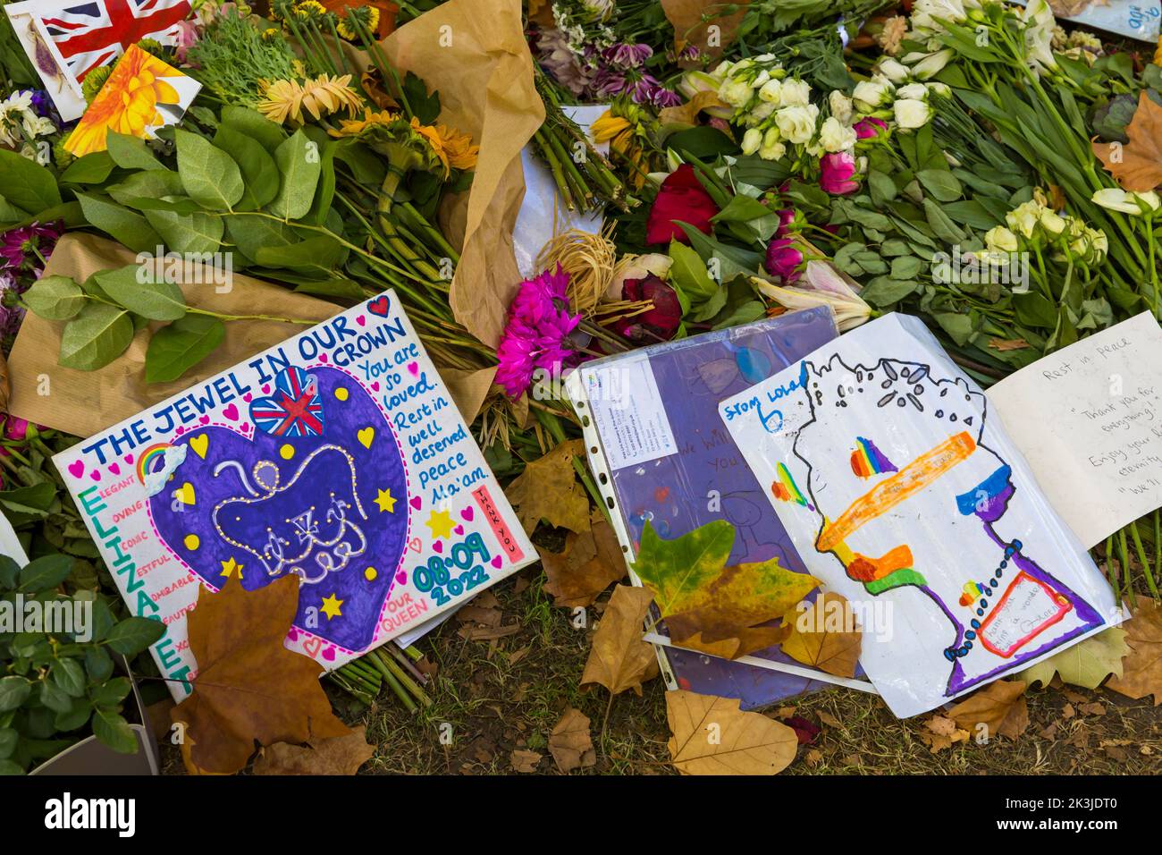 Poignant messages and floral tributes to the late Queen Elizabeth II at ...