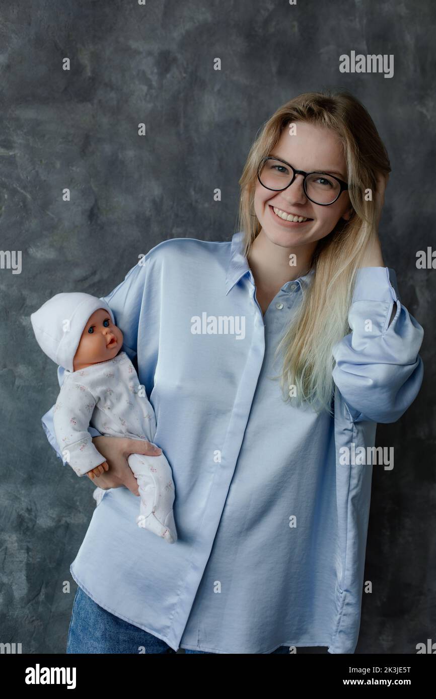 Joyful future mother take birth preparation course, gray wall ...