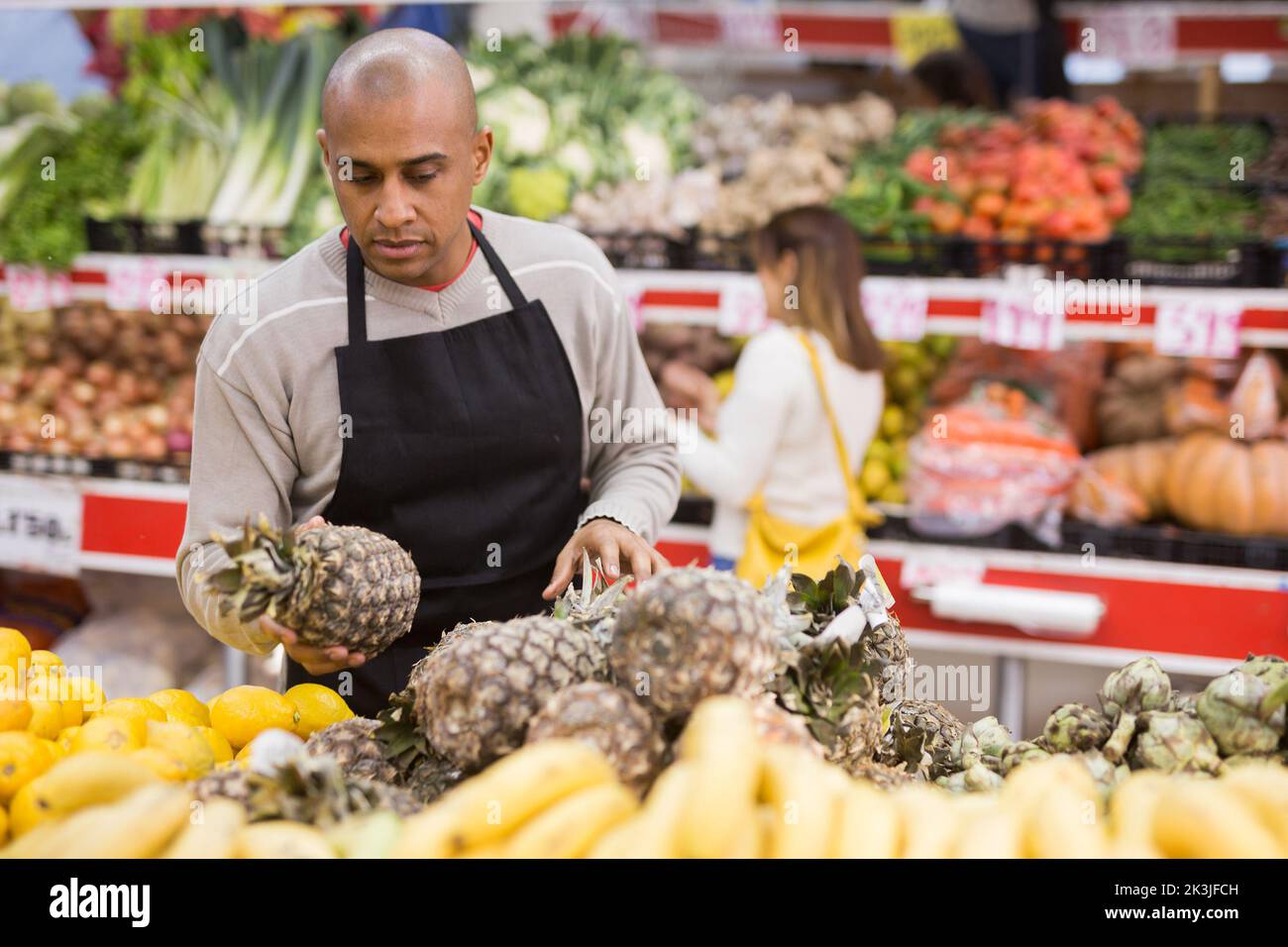 Supermarket employee and manager hi-res stock photography and images ...