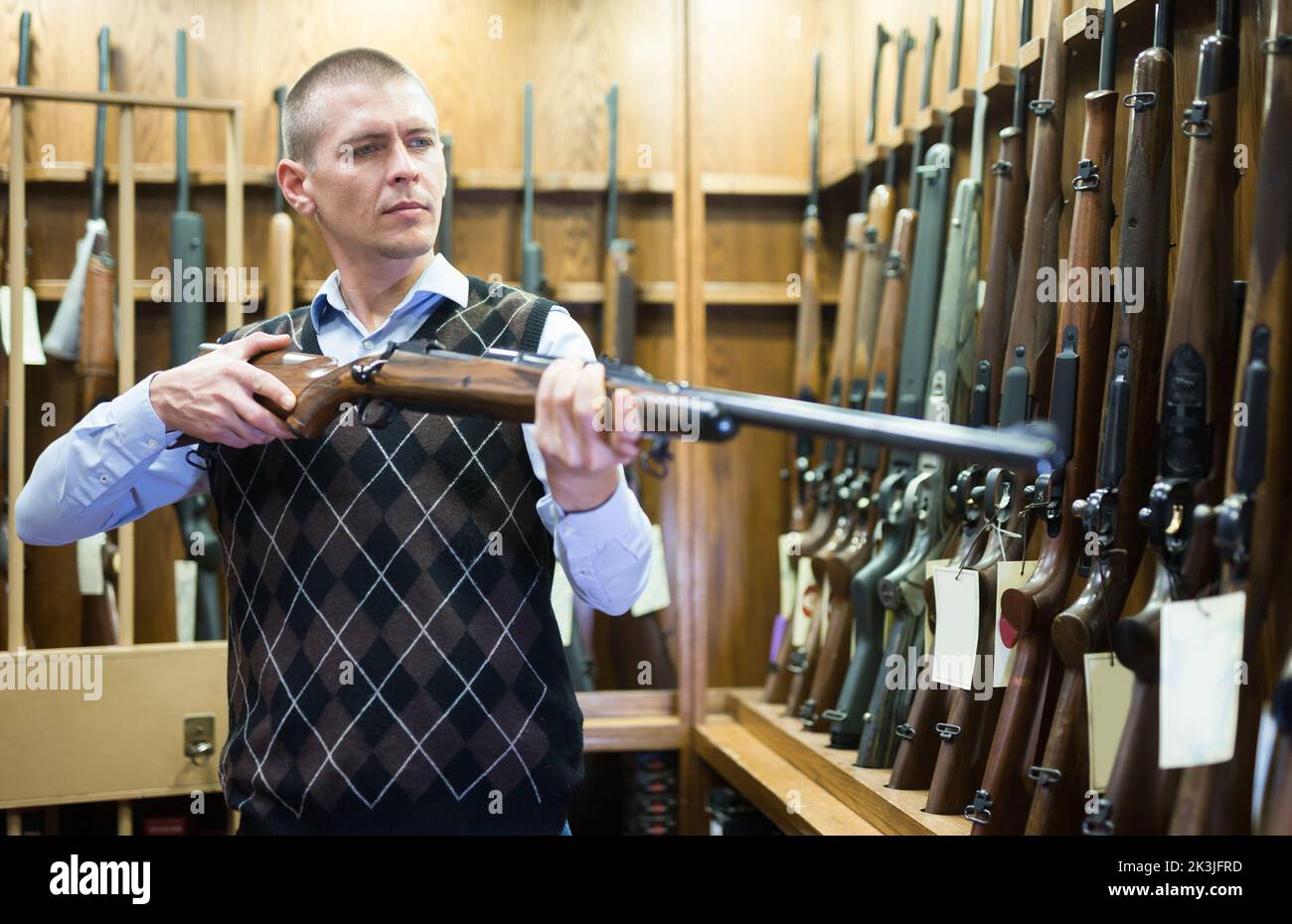 Inspecting rifles hi-res stock photography and images - Alamy
