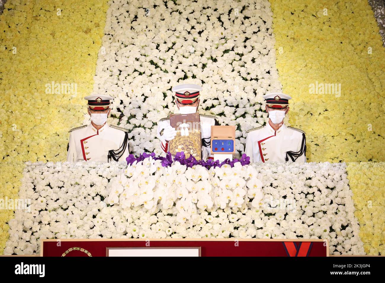 Tokyo, Japan. 27th Sep, 2022. Japanese guards move the urn containing ...