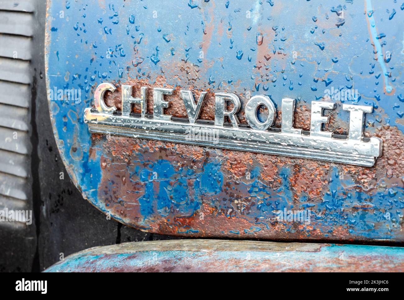 Chevrolet badge on wet rusty blue car Stock Photo - Alamy
