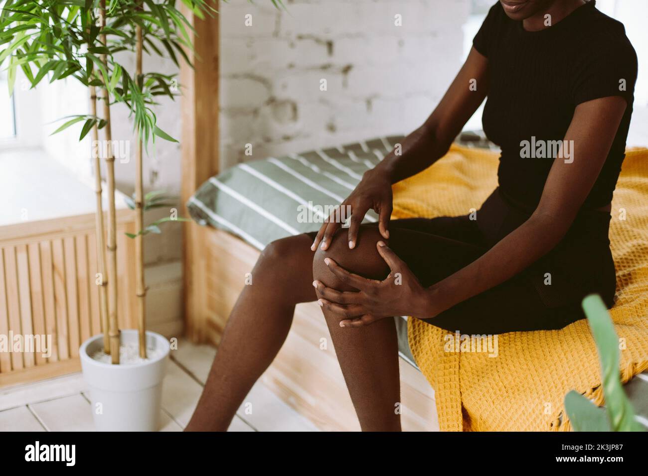 Knee strain hi-res stock photography and images - Alamy