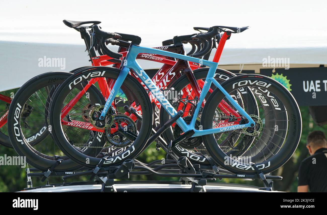 Racing bicycles on a car roof top Stock Photo - Alamy