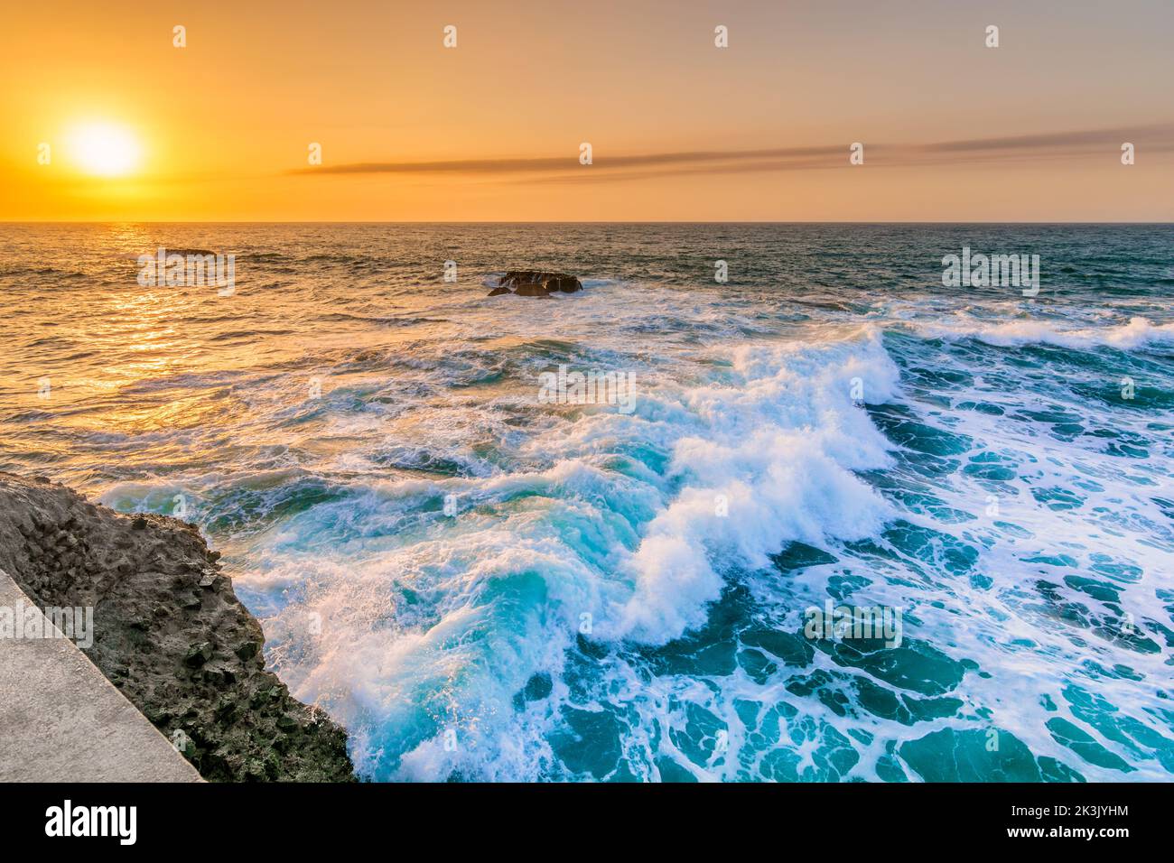 Sunset view over ocean colorful hi-res stock photography and images - Alamy