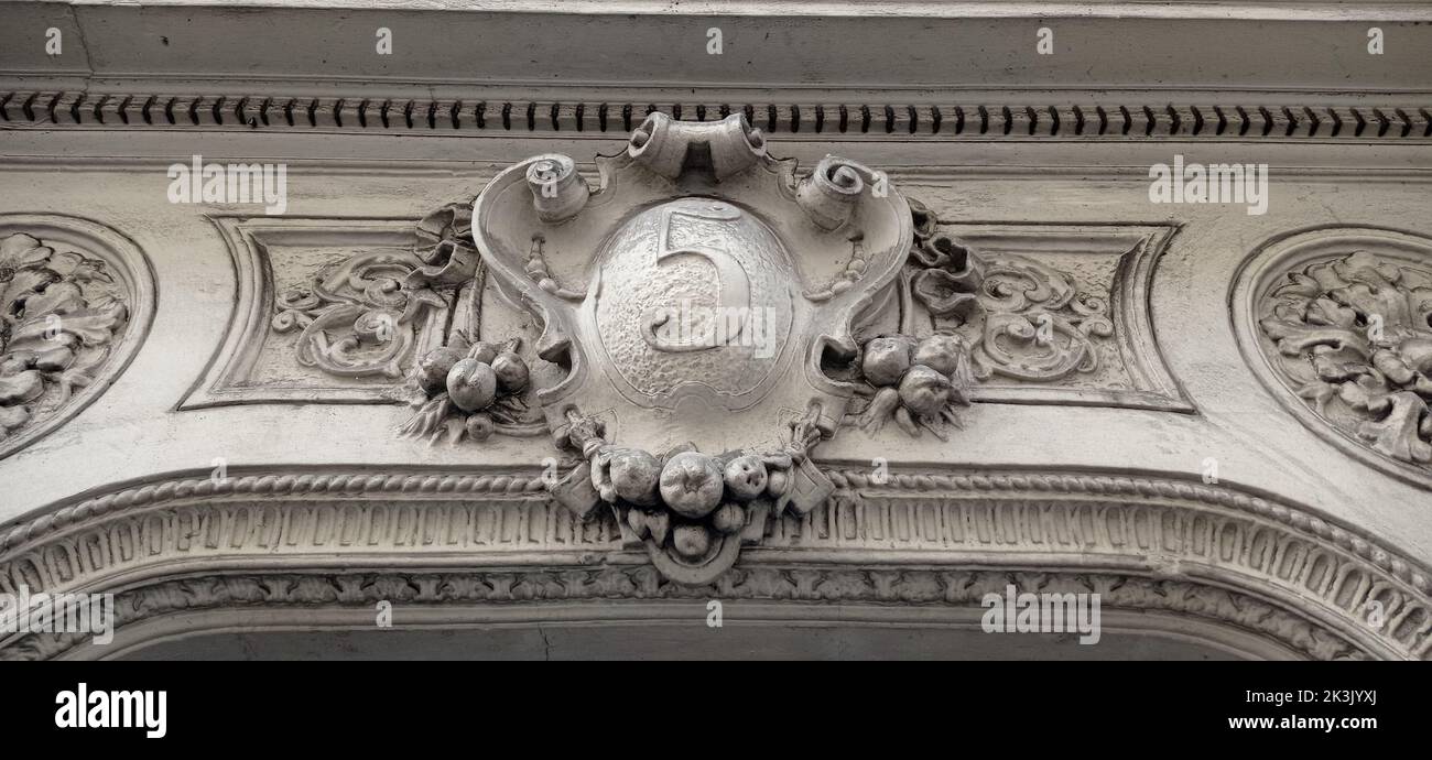 UN BAS-RELIEF AU DESSUS DU PORTAIL,PARIS 10 Stock Photo - Alamy