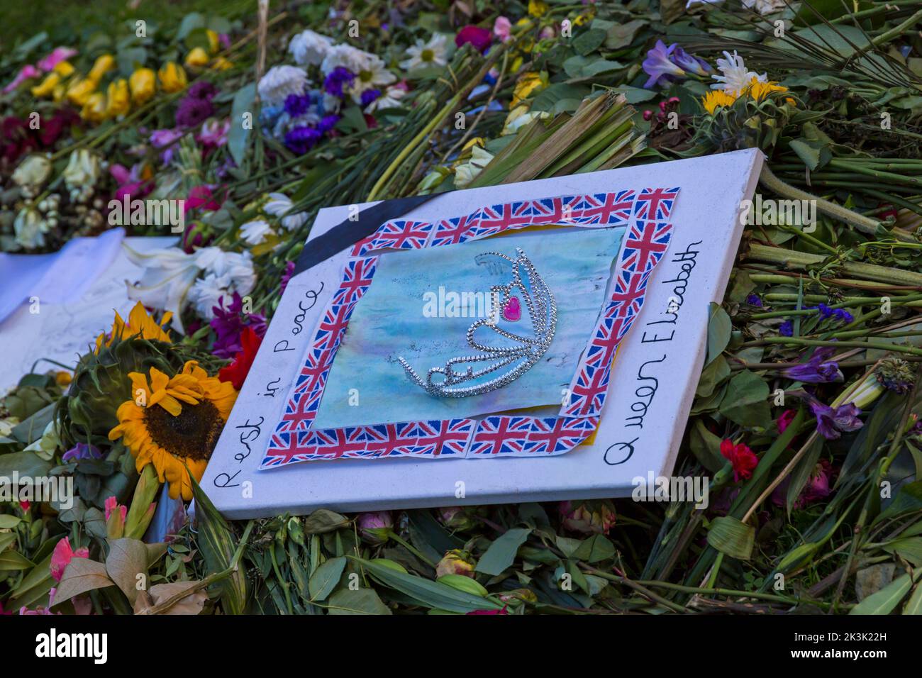 Poignant messages and floral tributes to the late Queen Elizabeth II at ...