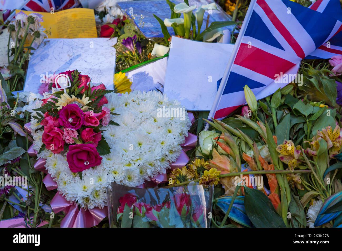 Poignant messages and floral tributes to the late Queen Elizabeth II at ...