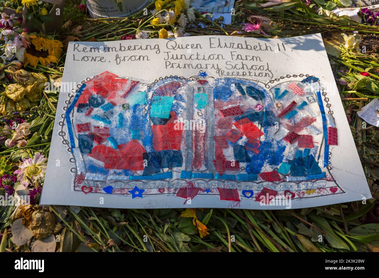 Poignant messages and floral tributes to the late Queen Elizabeth II at ...