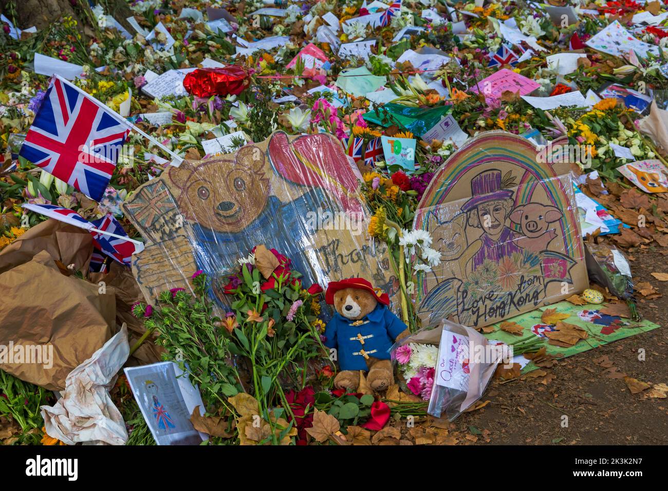 Poignant messages and floral tributes to the late Queen Elizabeth II at ...
