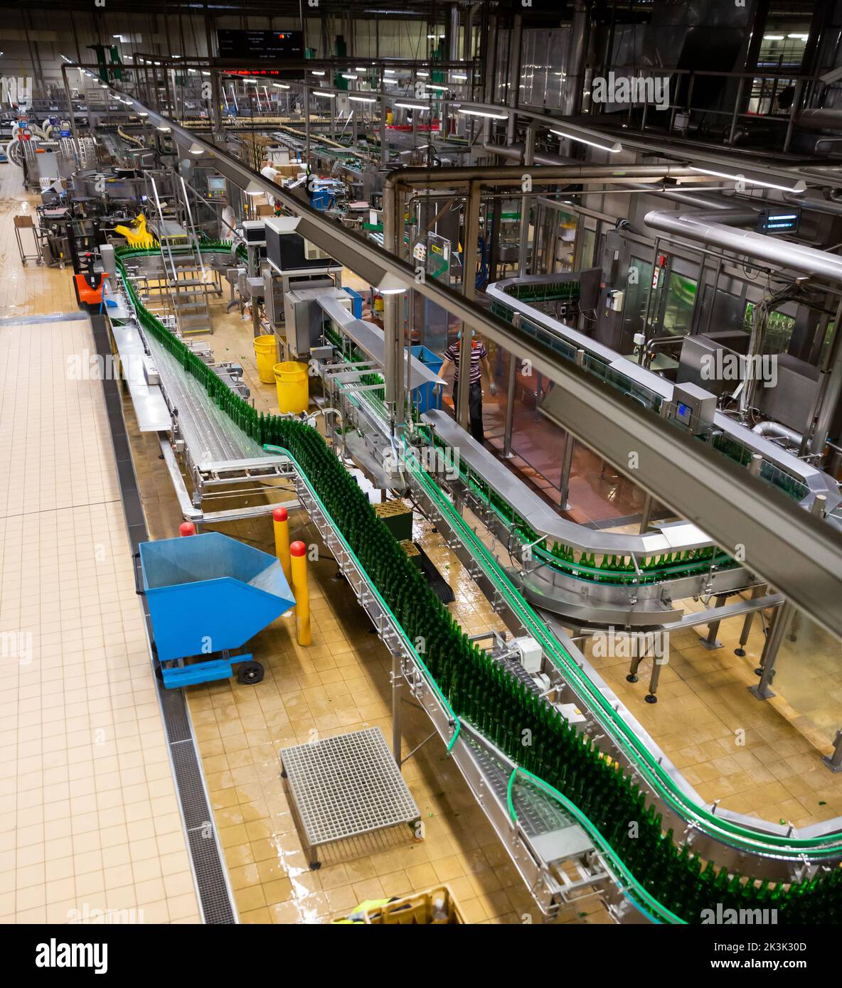 Bottling facility hi-res stock photography and images - Alamy