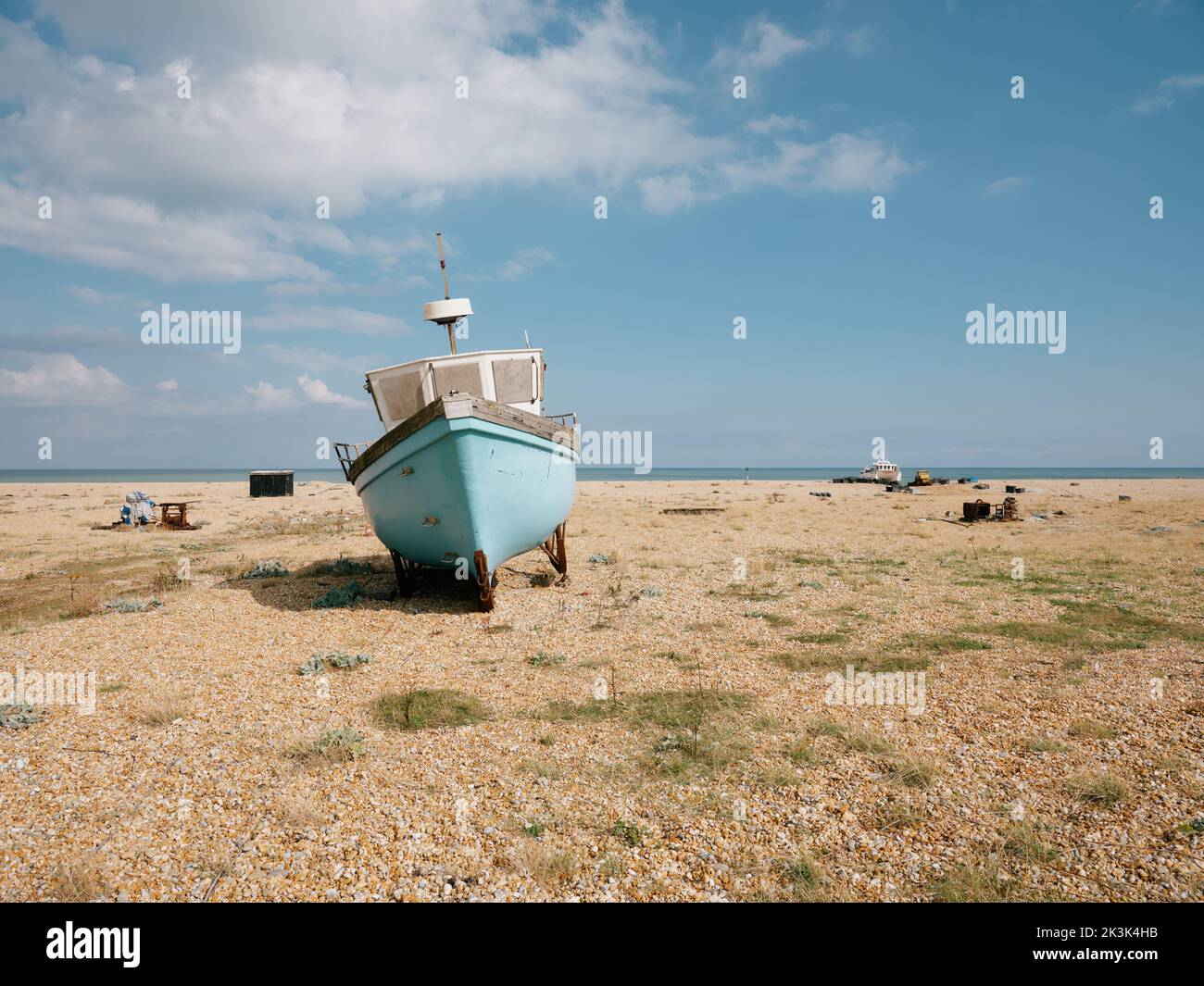 The shingle beach and fishing boat coastline landscape at Dungeness ...