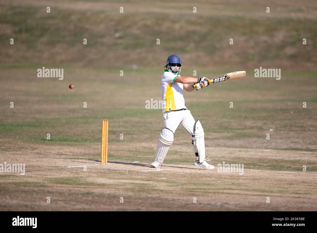Cricket bowling & batting mens game Stock Photo - Alamy