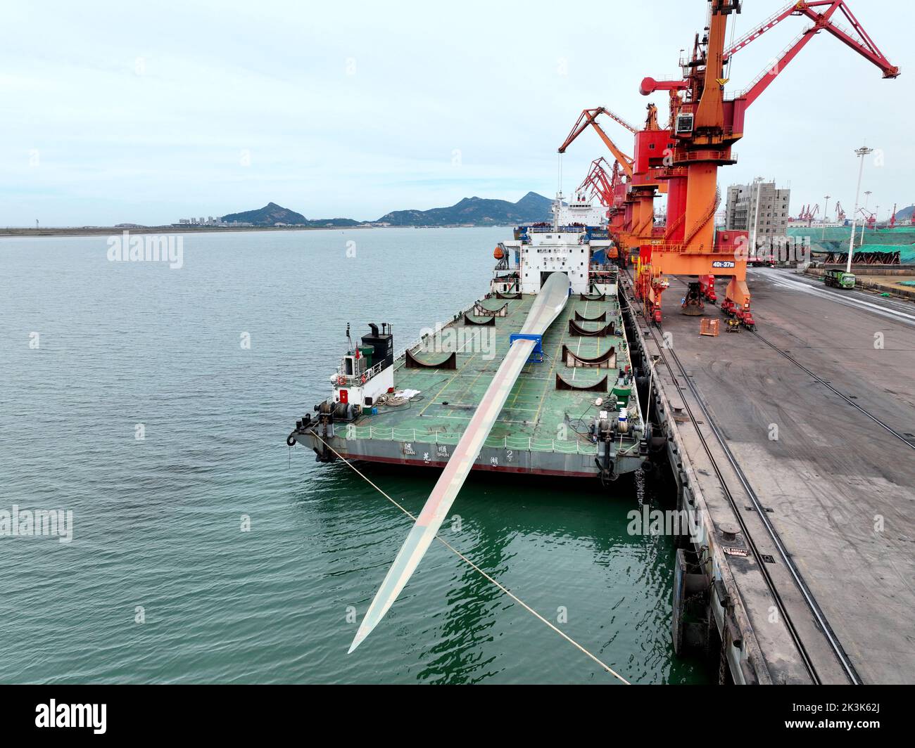 LIANYUNGANG, CHINA - SEPTEMBER 27, 2022 - Workers hoist the world's ...