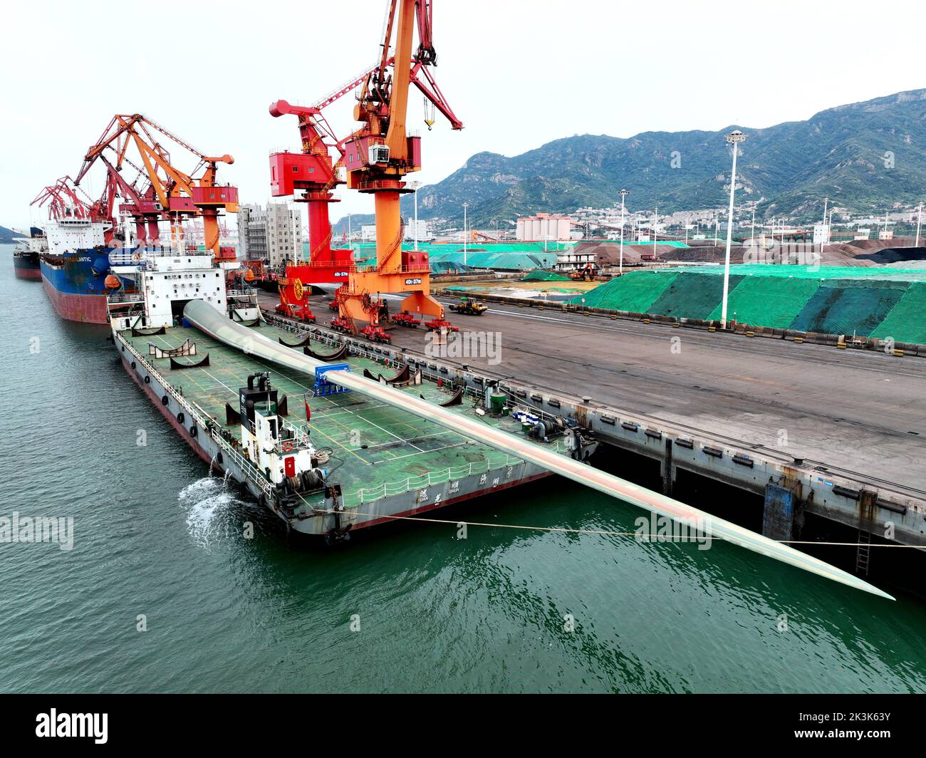 LIANYUNGANG, CHINA - SEPTEMBER 27, 2022 - Workers hoist the world's ...