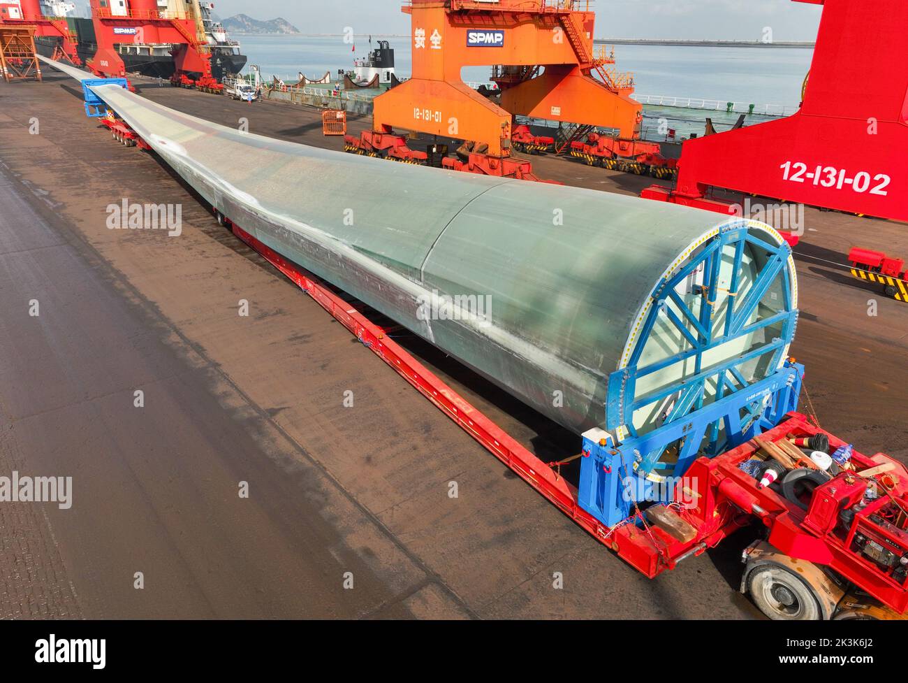 LIANYUNGANG, CHINA - SEPTEMBER 27, 2022 - Workers hoist the world's ...