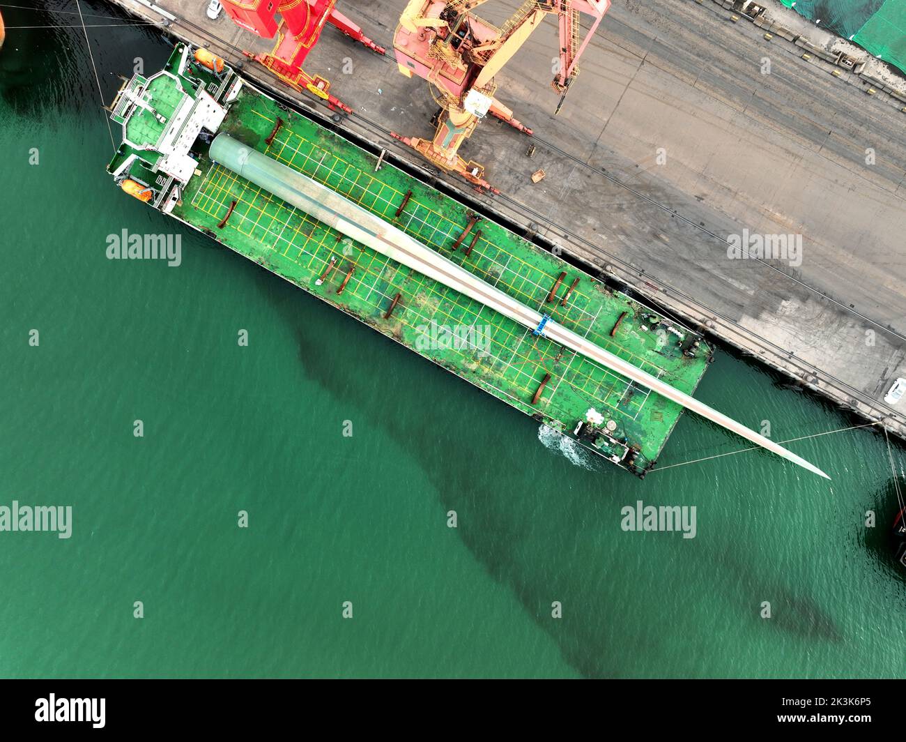 LIANYUNGANG, CHINA - SEPTEMBER 27, 2022 - Workers hoist the world's ...